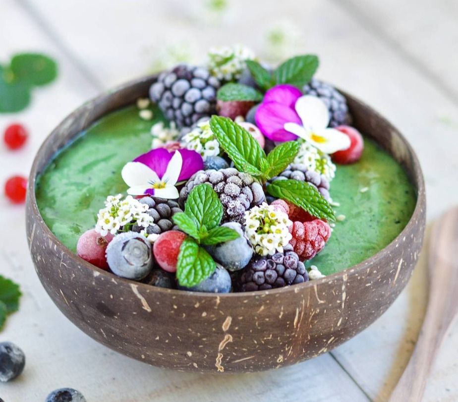 Green power smoothie bowl | Scrolller