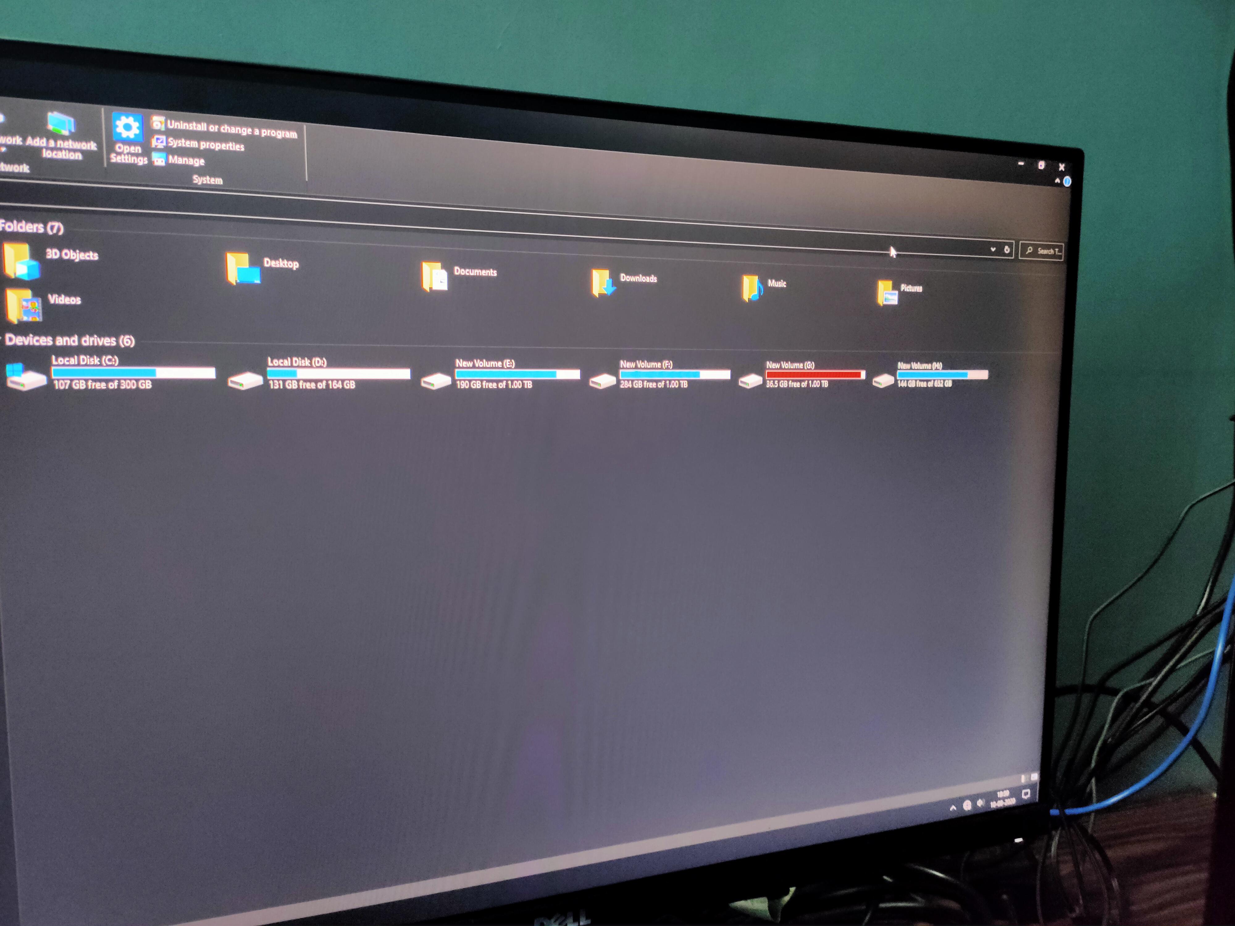 Greenish color around the monitor | Scrolller