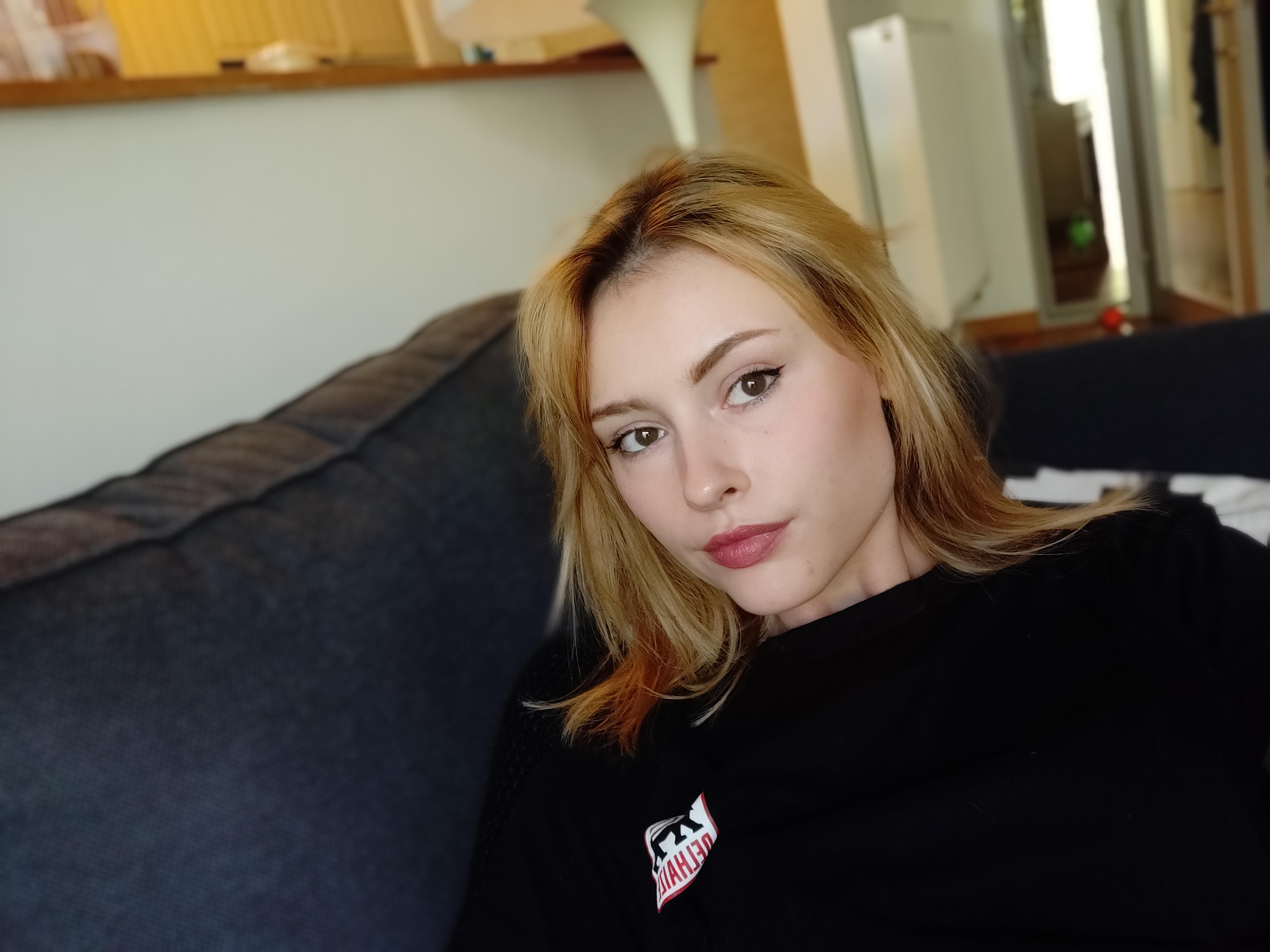 Greetings from mi sofa | Scrolller