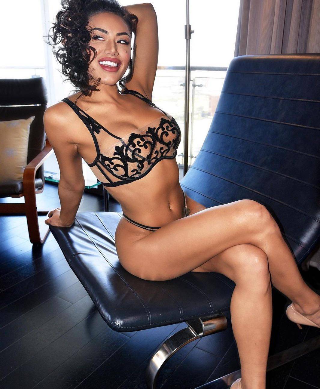 Gwen Singer | Scrolller