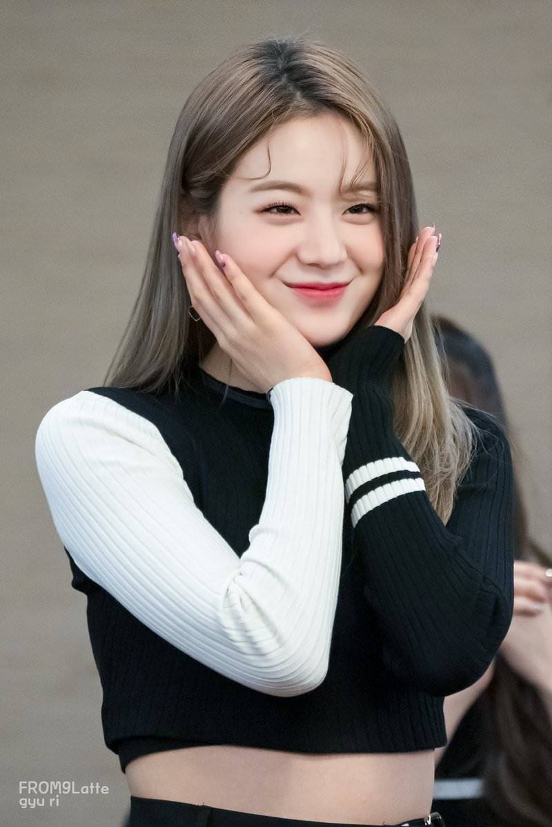 Gyuri flower pose | Scrolller