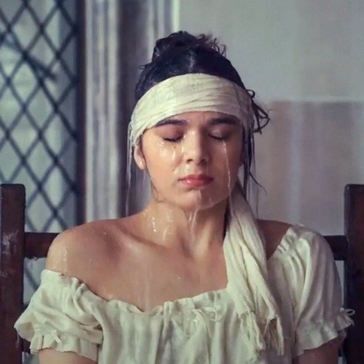 Hailee Steinfeld all covered with the good stuff | Scrolller