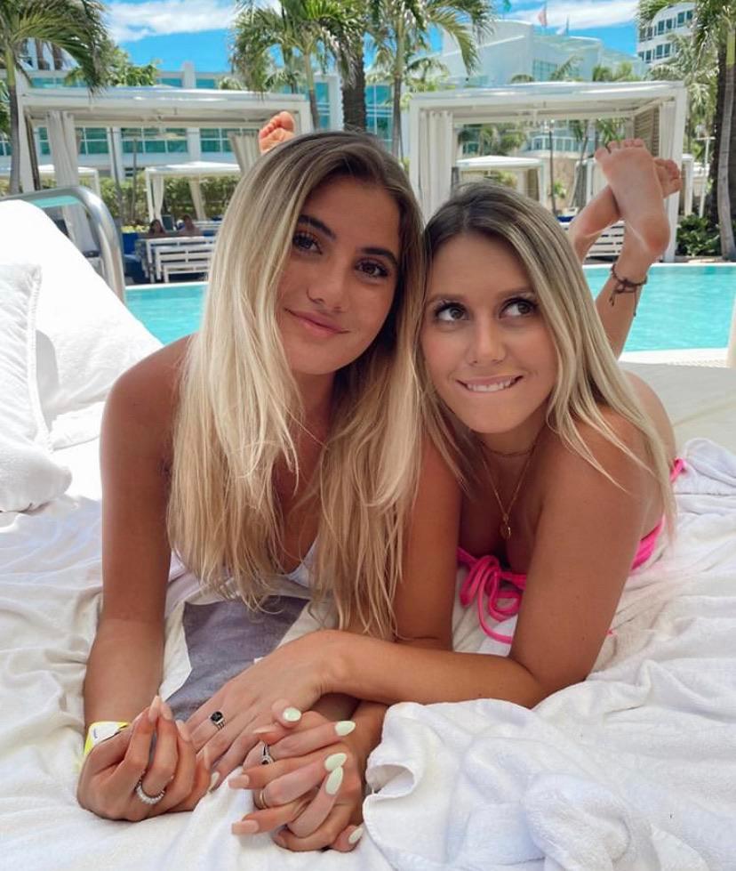 Halle with friends | Scrolller