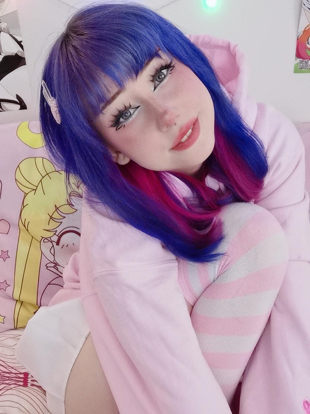 Just Having A Lil Peek C 💖 Scrolller