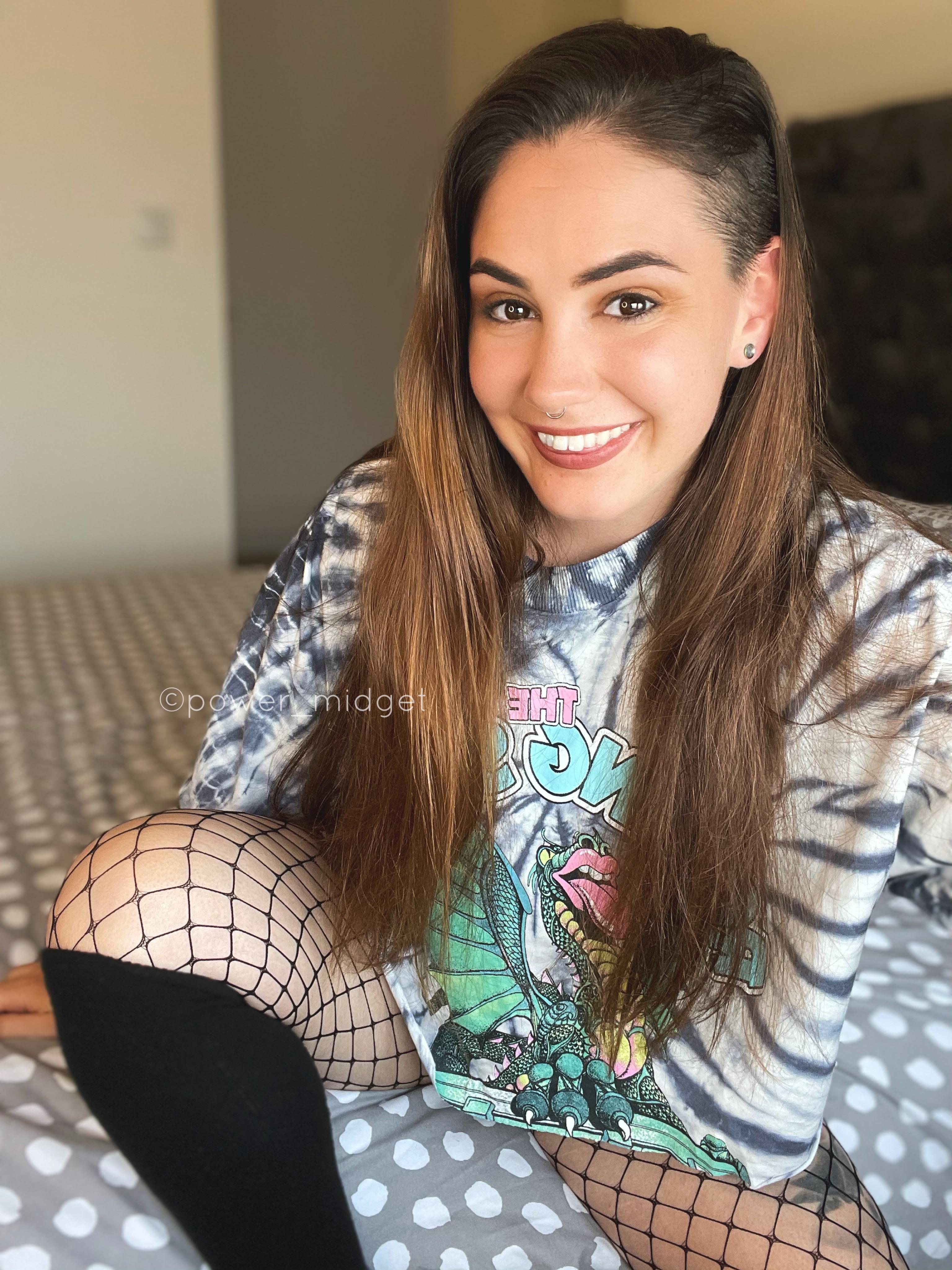 Happy Friday! 🥰 I feel cute today so here’s a cheeky selfie 😌 [Over 18] | Scrolller