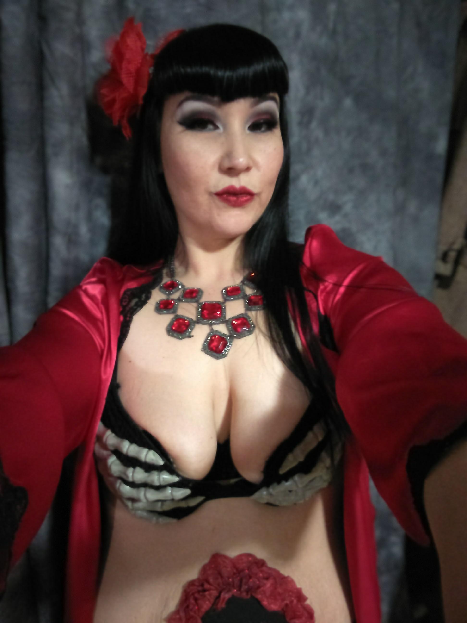 Happy Halloween! Spooky burlesque look. (Inuit) | Scrolller