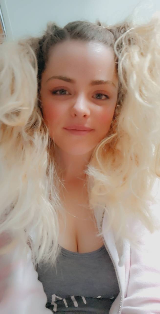 Happy Humpday humans! 😊 DM me 😘 | Scrolller