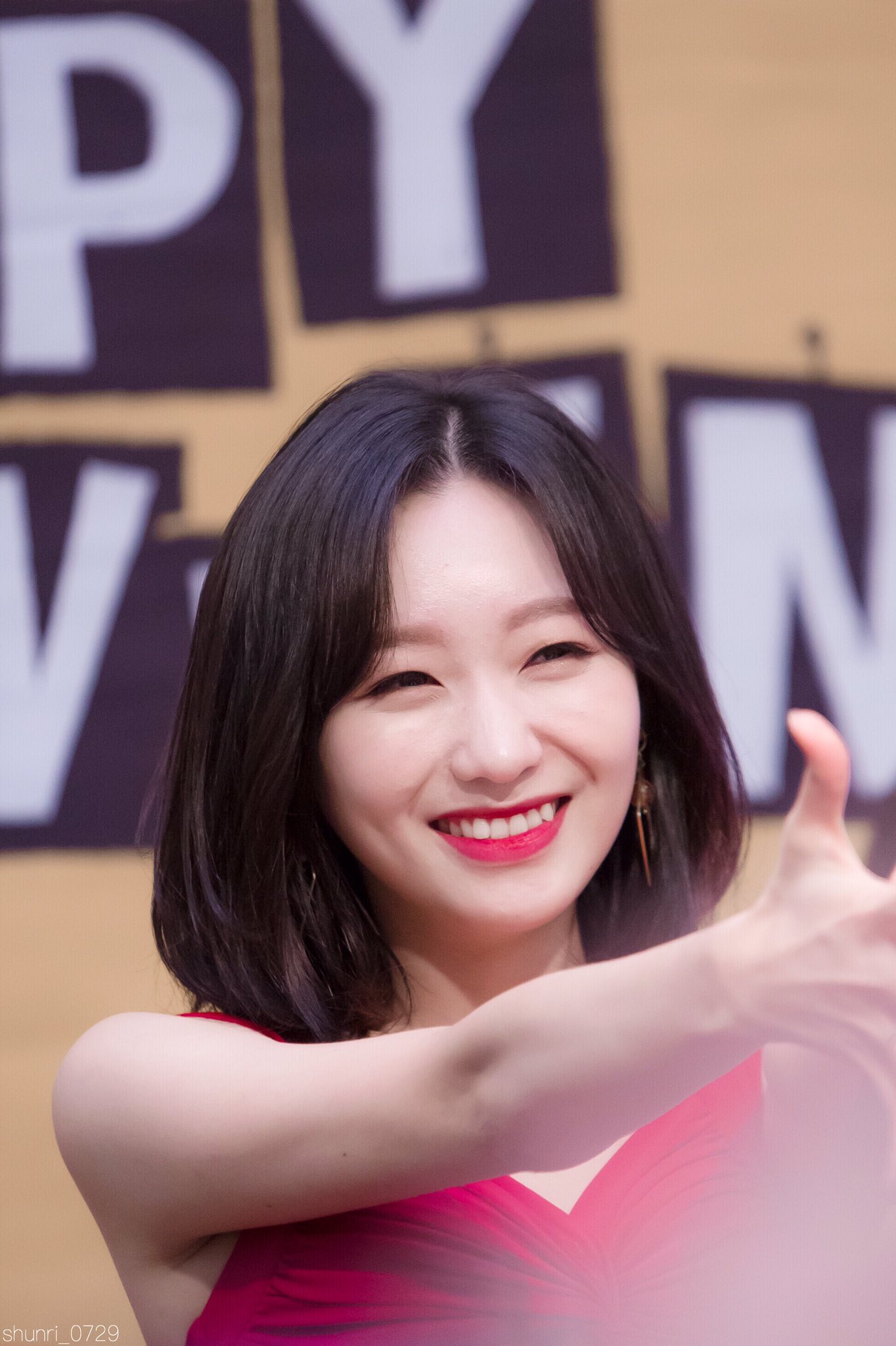 Happy smiley Sujeong | Scrolller