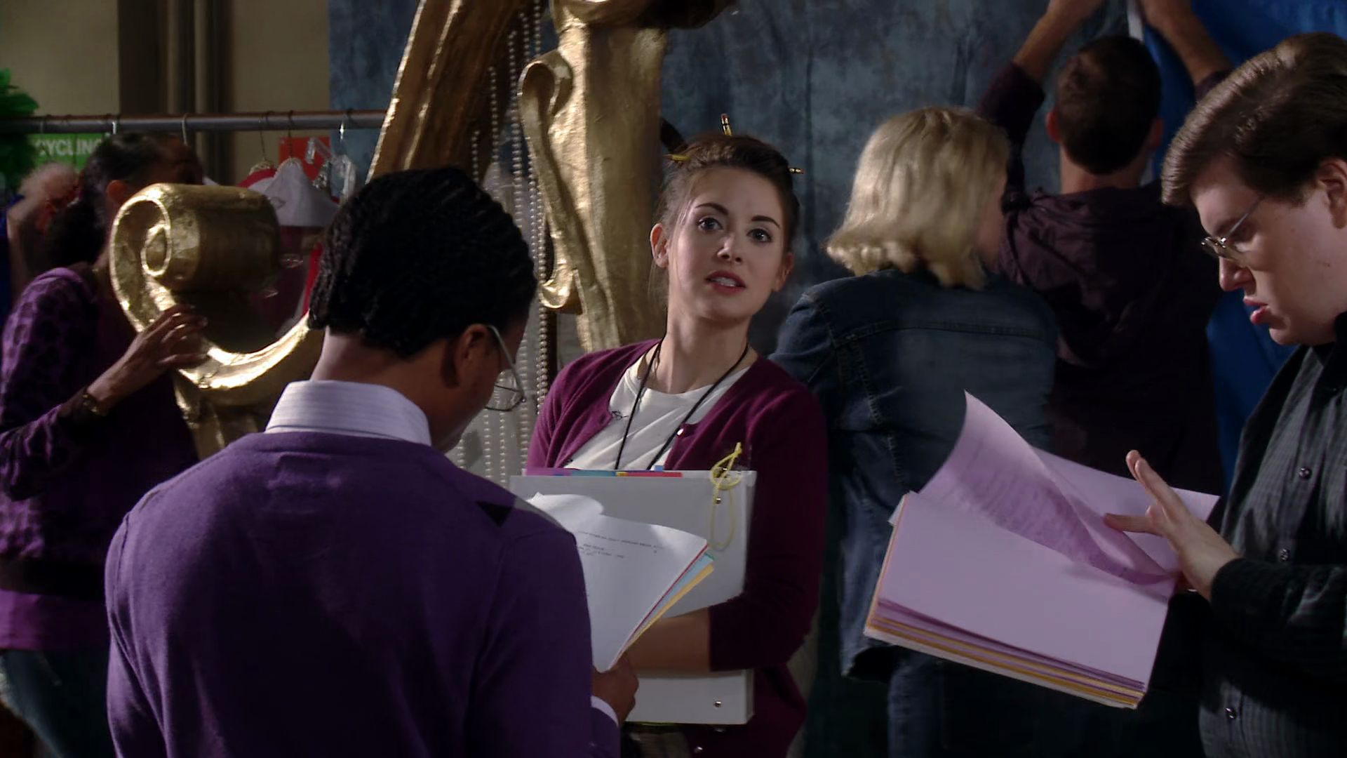 Hardworking Annie | Scrolller