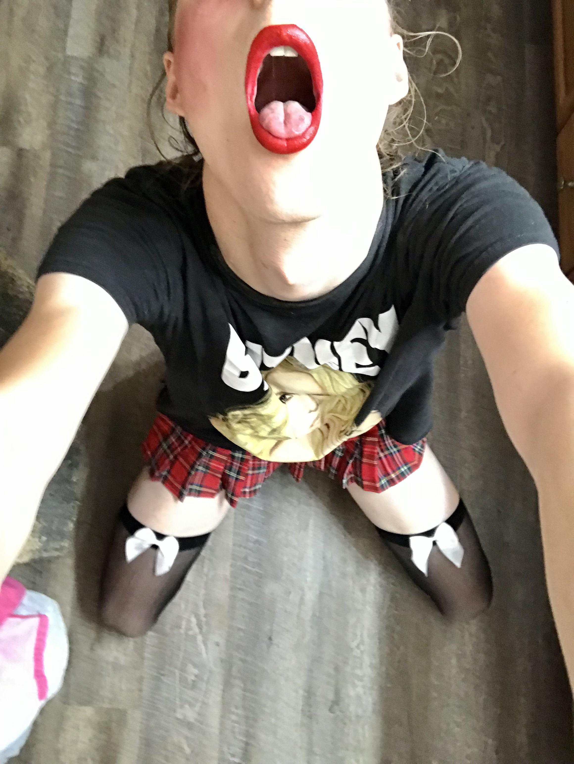 Head empty mouth open 👄 | Scrolller