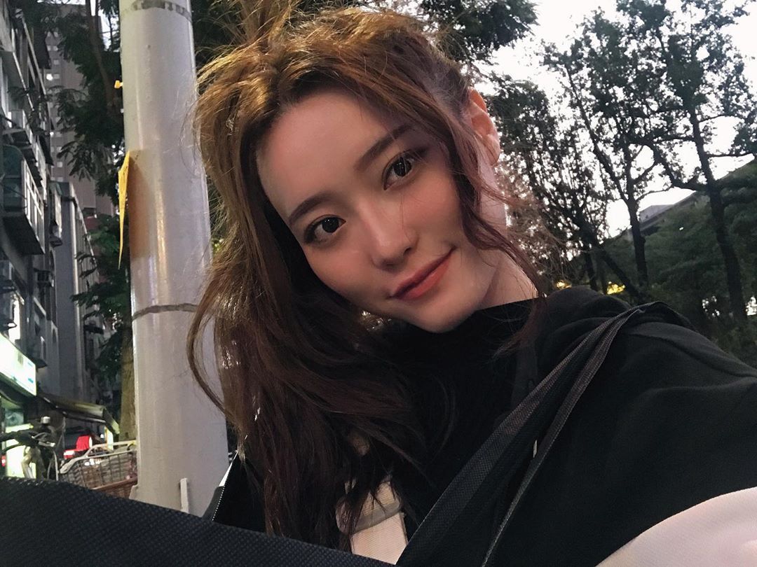 Head tilt | Scrolller