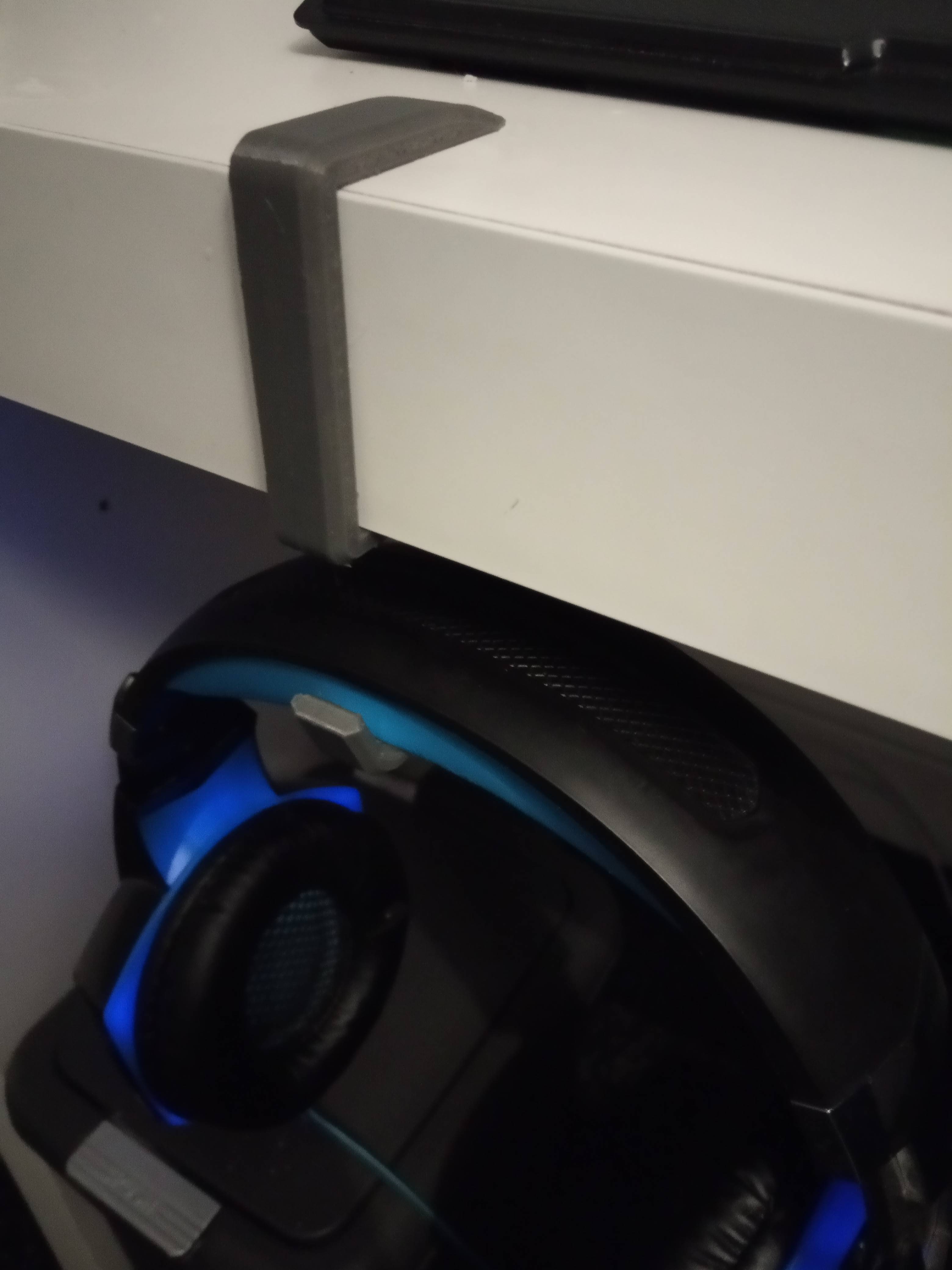 Headphone stand | Scrolller