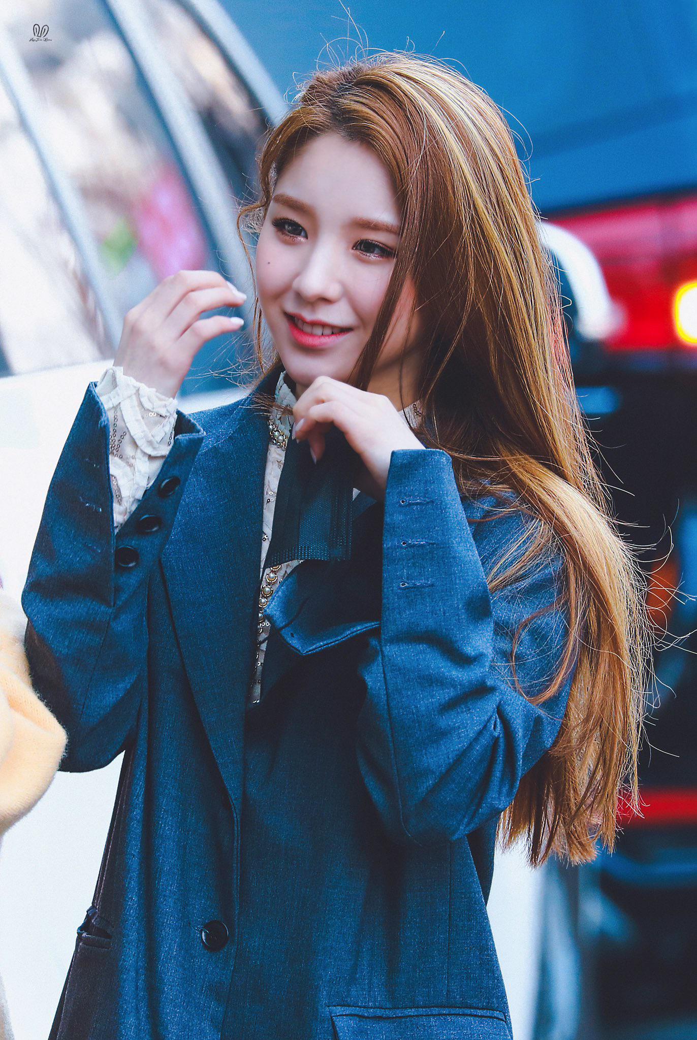 Heejin | Scrolller