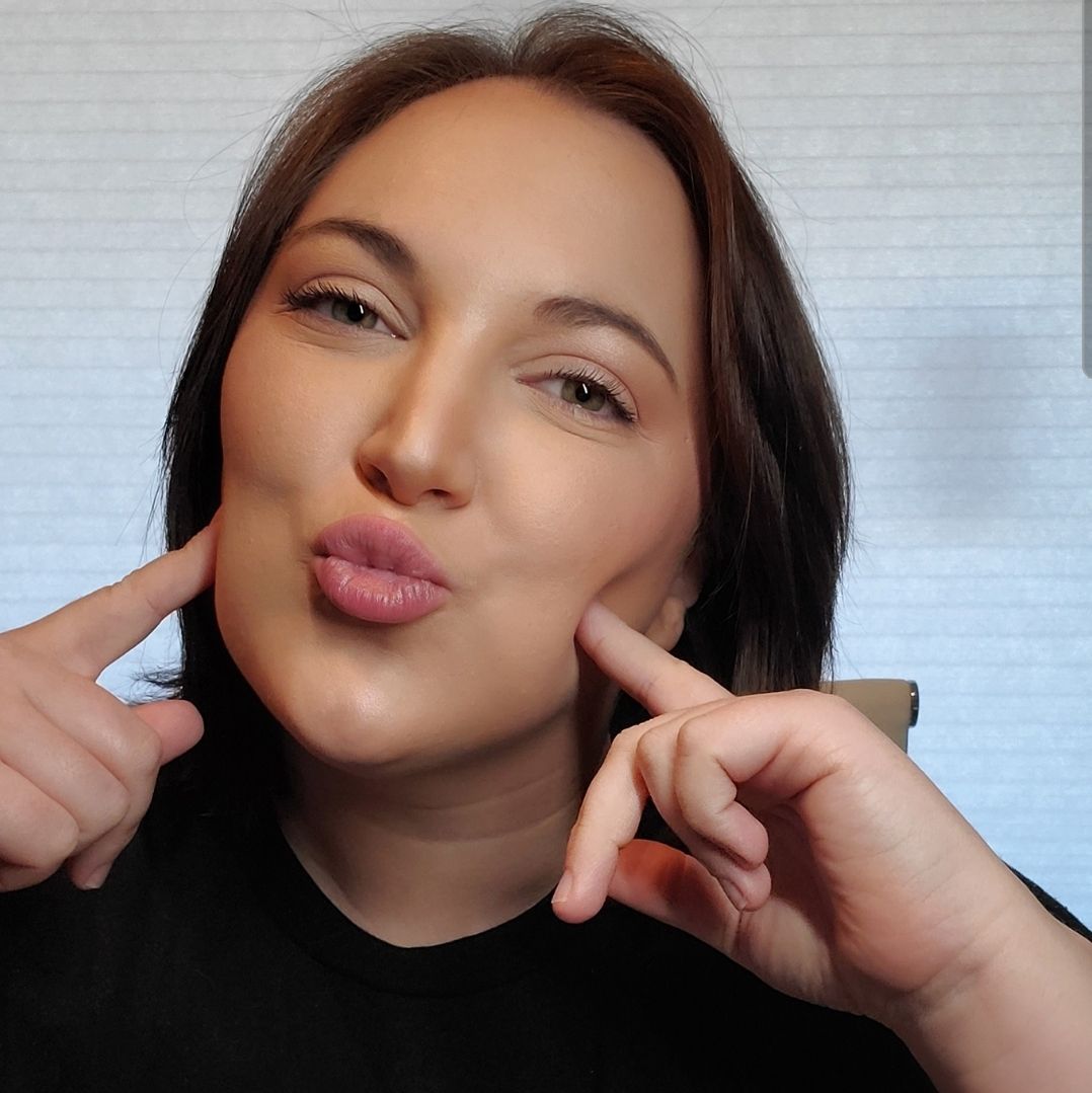 Hello 👋 27F | Scrolller