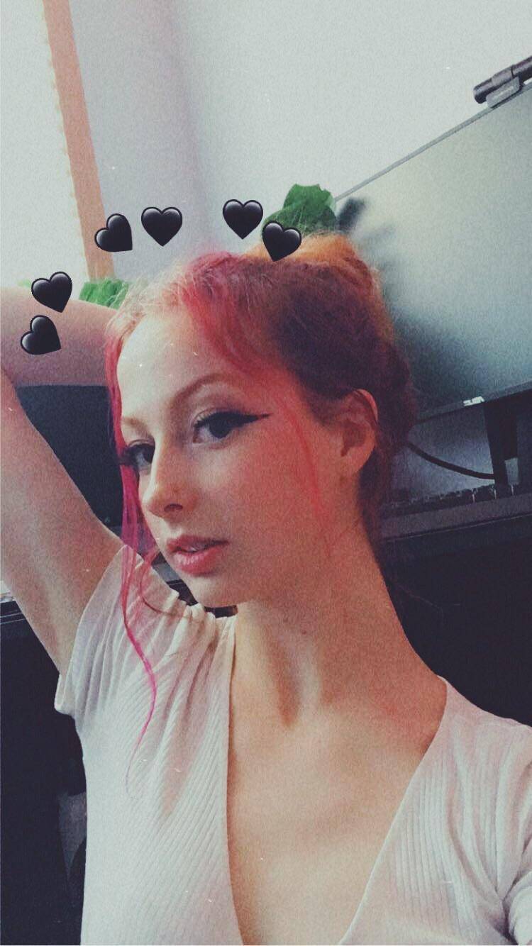 Hello ☺️(F19) | Scrolller