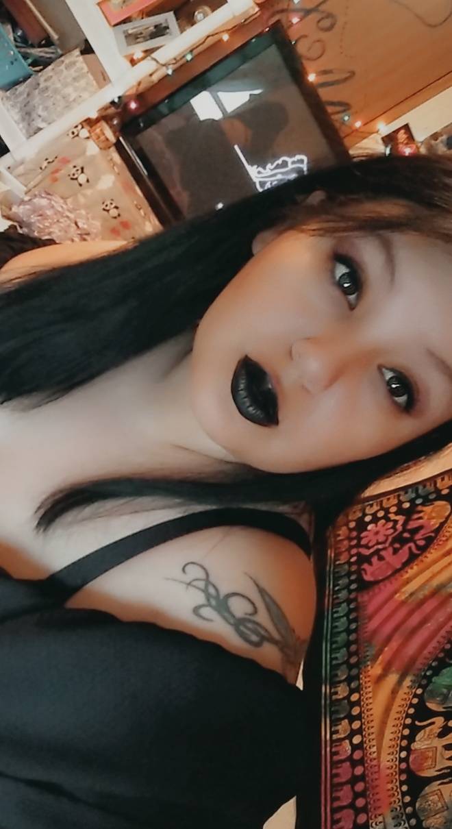 Helloooo 🖤🖤 | Scrolller