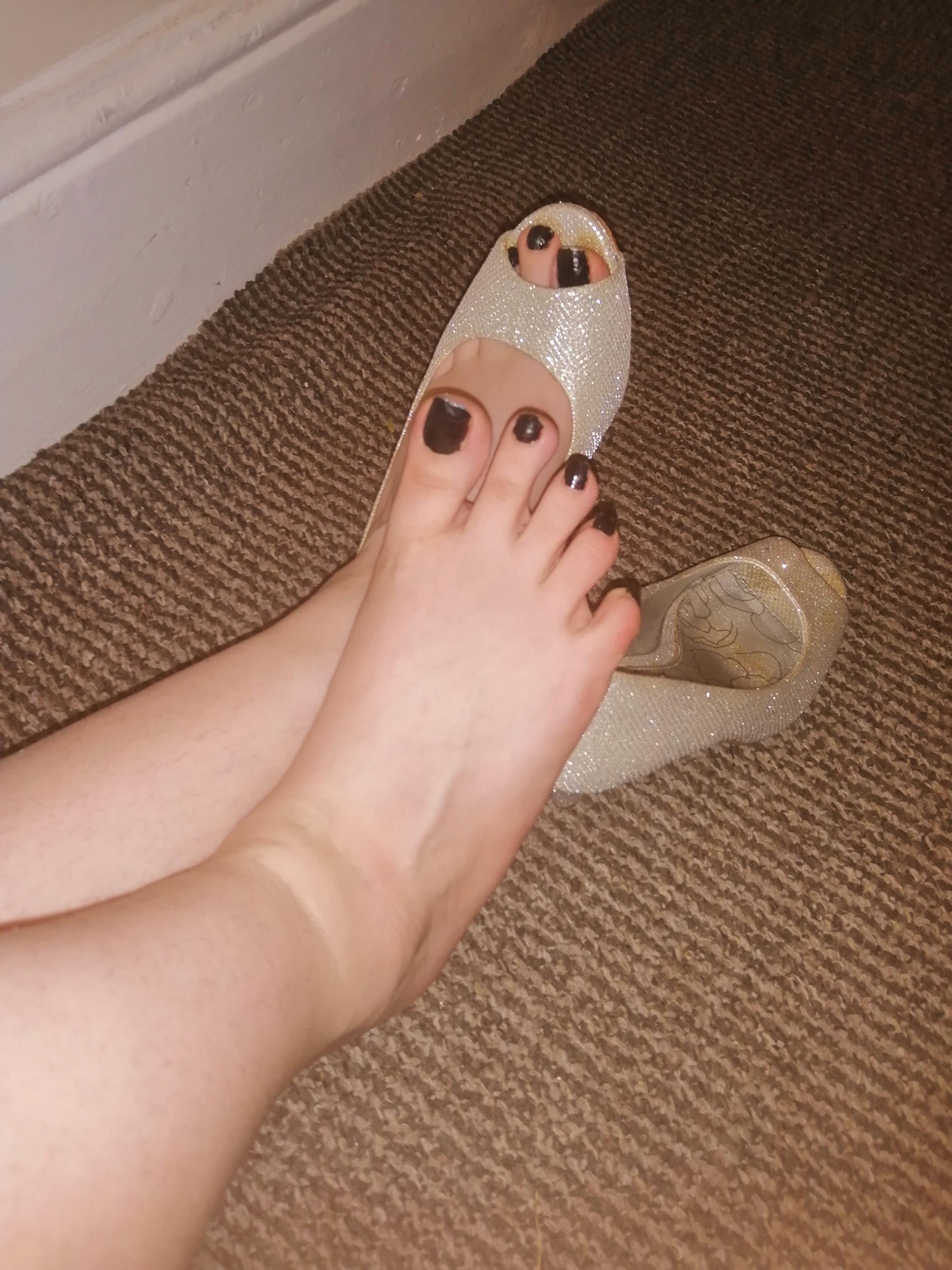 Help me slide into my shoes? | Scrolller