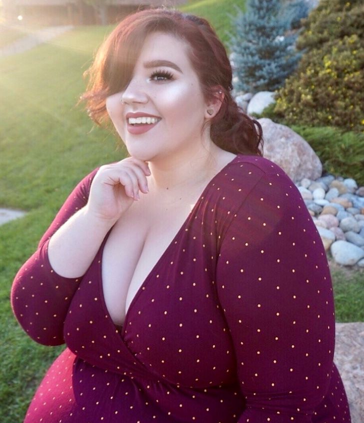 Her makeup and dress are absolutely perfect! | Scrolller