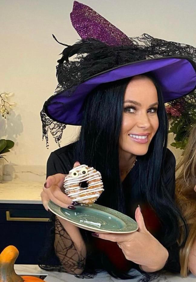 Her recent Instagram post, is it me or does she look hot with black hair?! | Scrolller