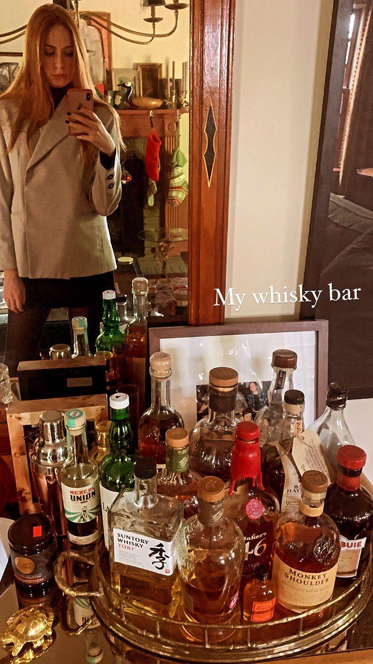Her whisky bar | Scrolller