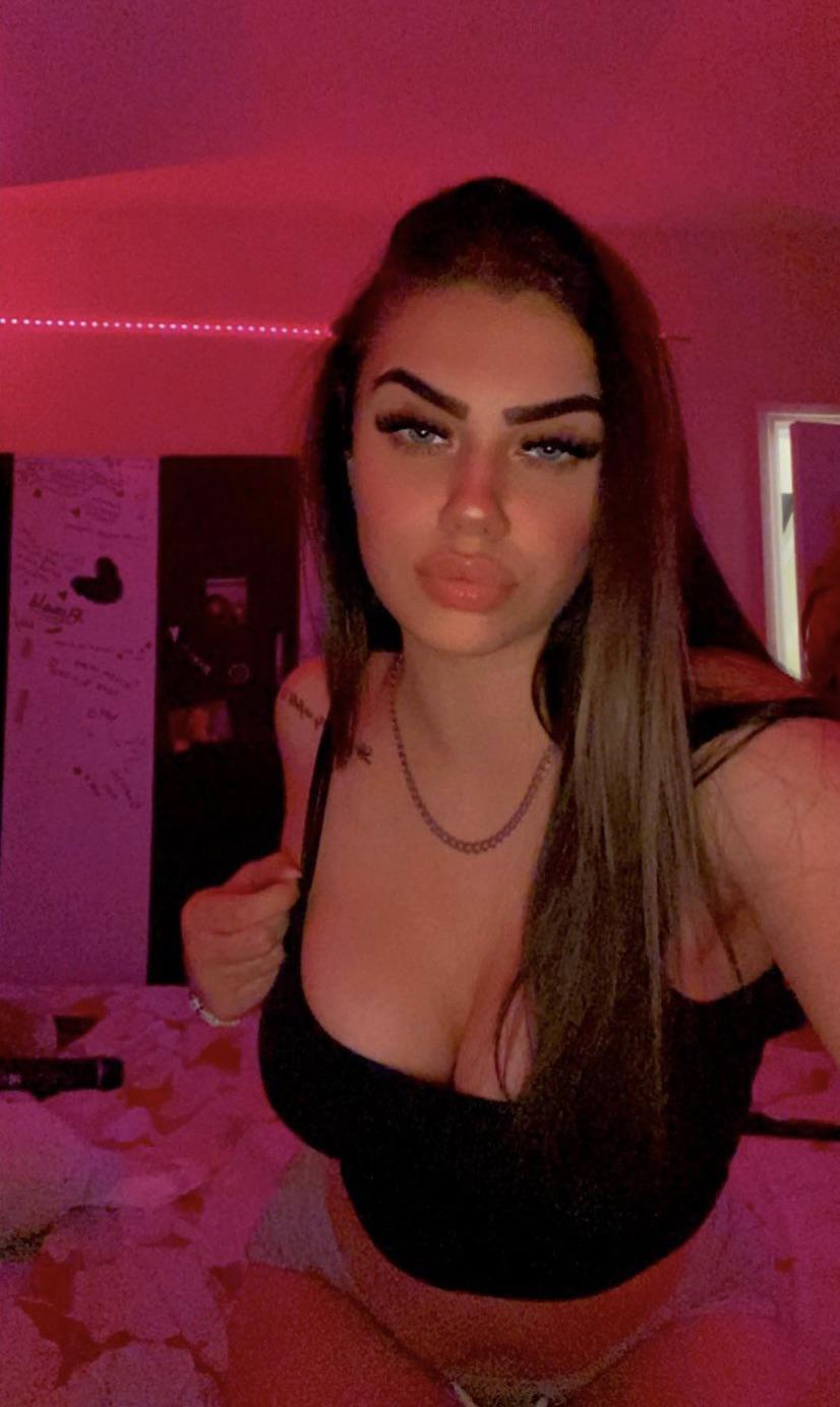 Hey babes add my snap @Melissameli234 😋 | Scrolller