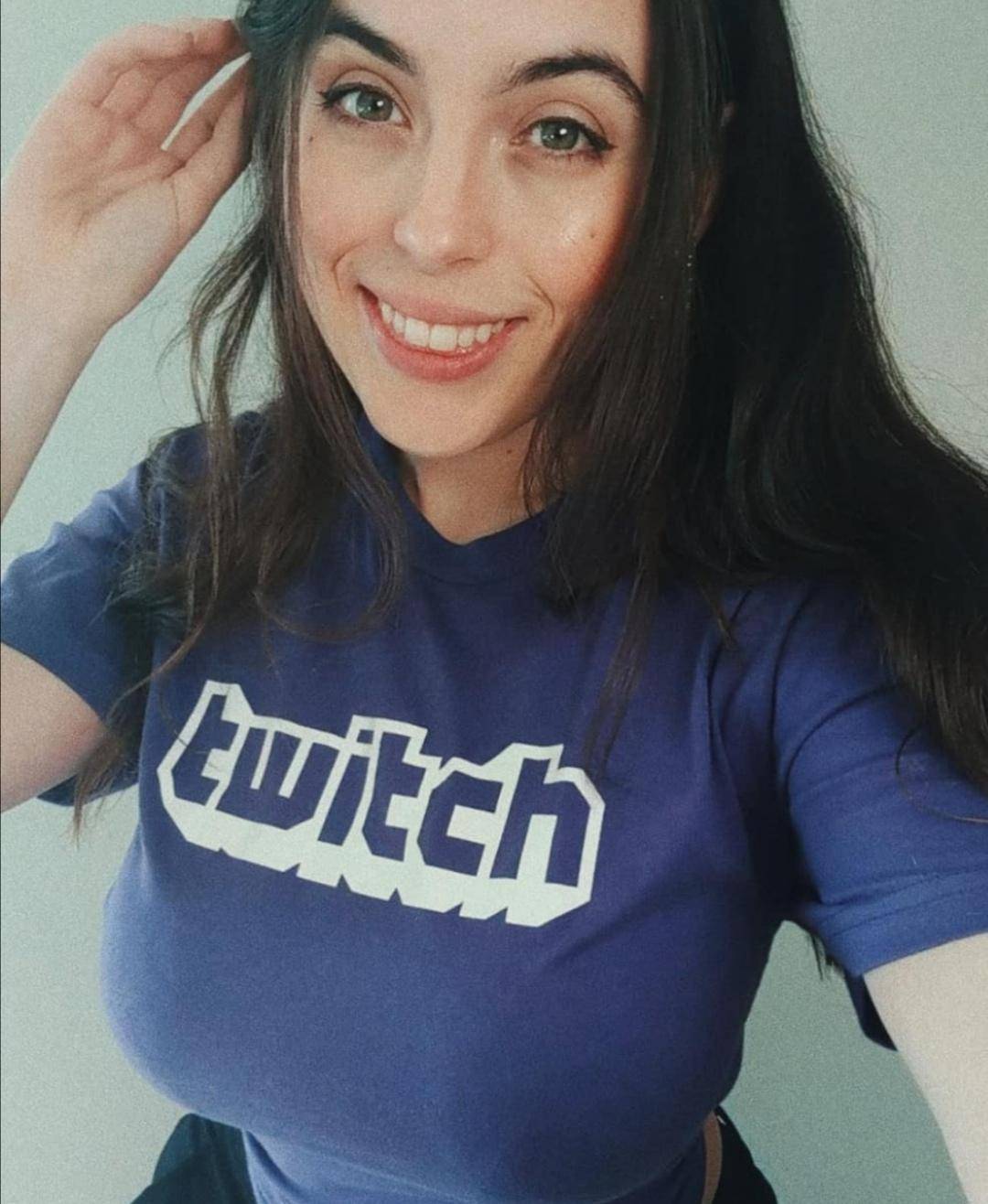 Heyimbee | Scrolller