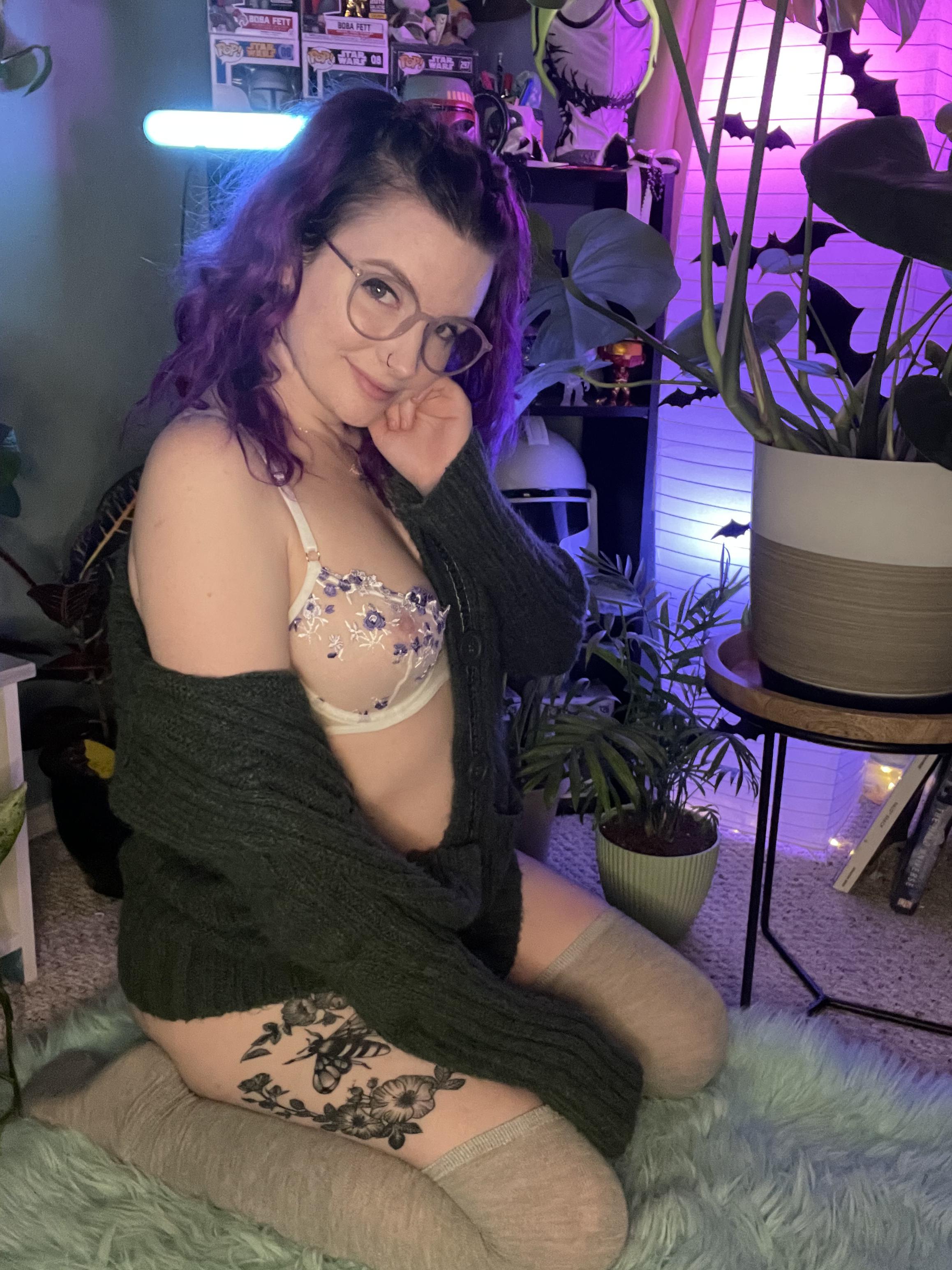 Hi. Come sit with me and my plants? | Scrolller