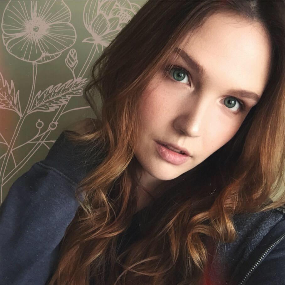 Hi, I’m Beth 💚 | Scrolller