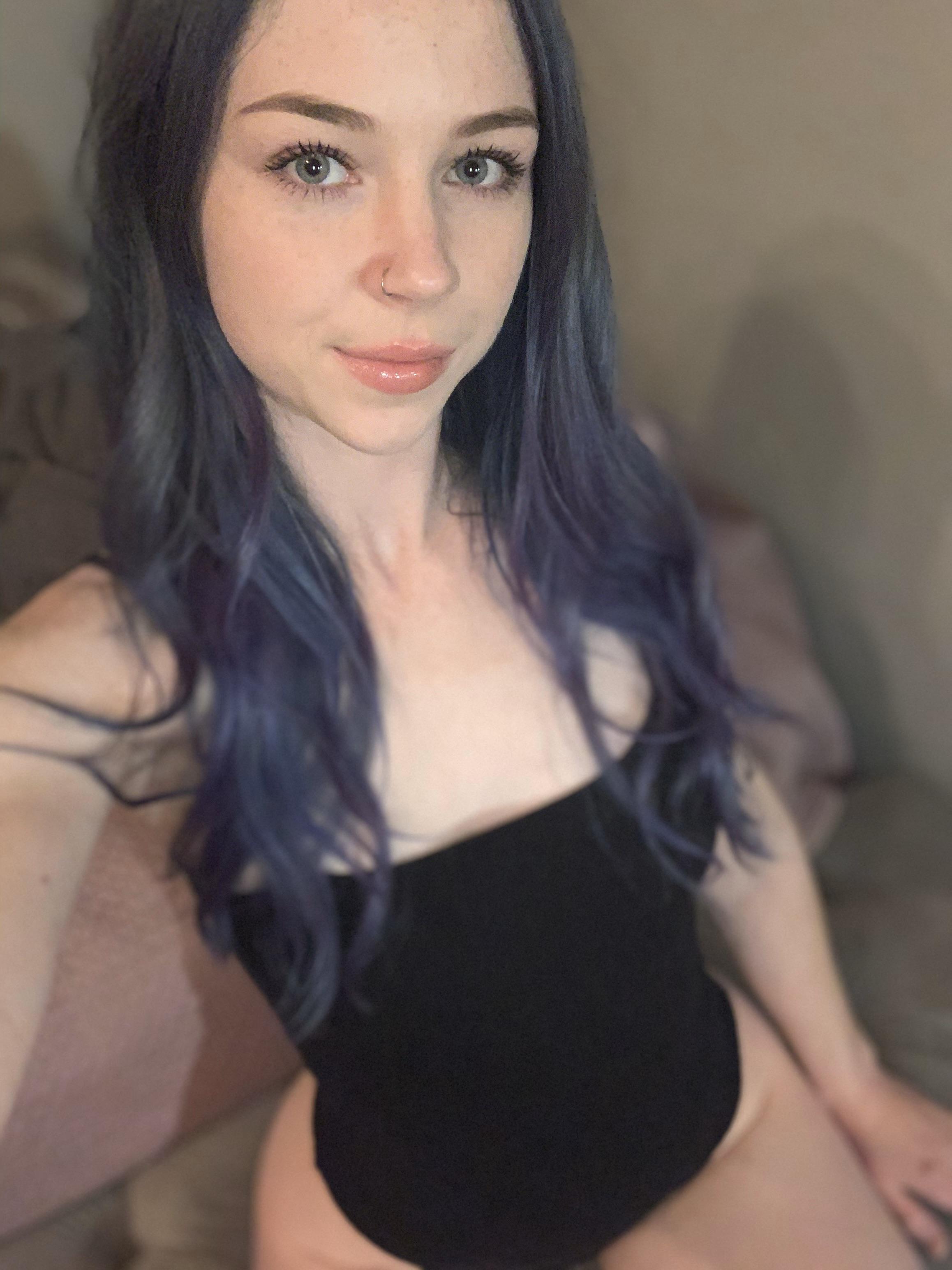 Hi new here 😇 is my selfie okay | Scrolller