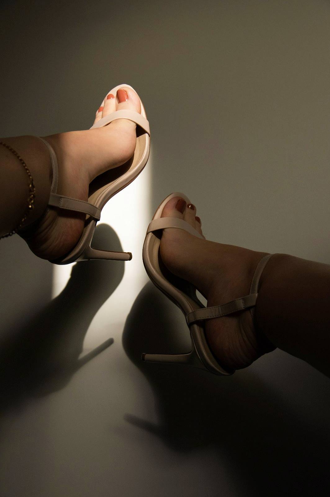 High heels and shadows create the perfect feet pictures. Don't you think? 💕 | Scrolller