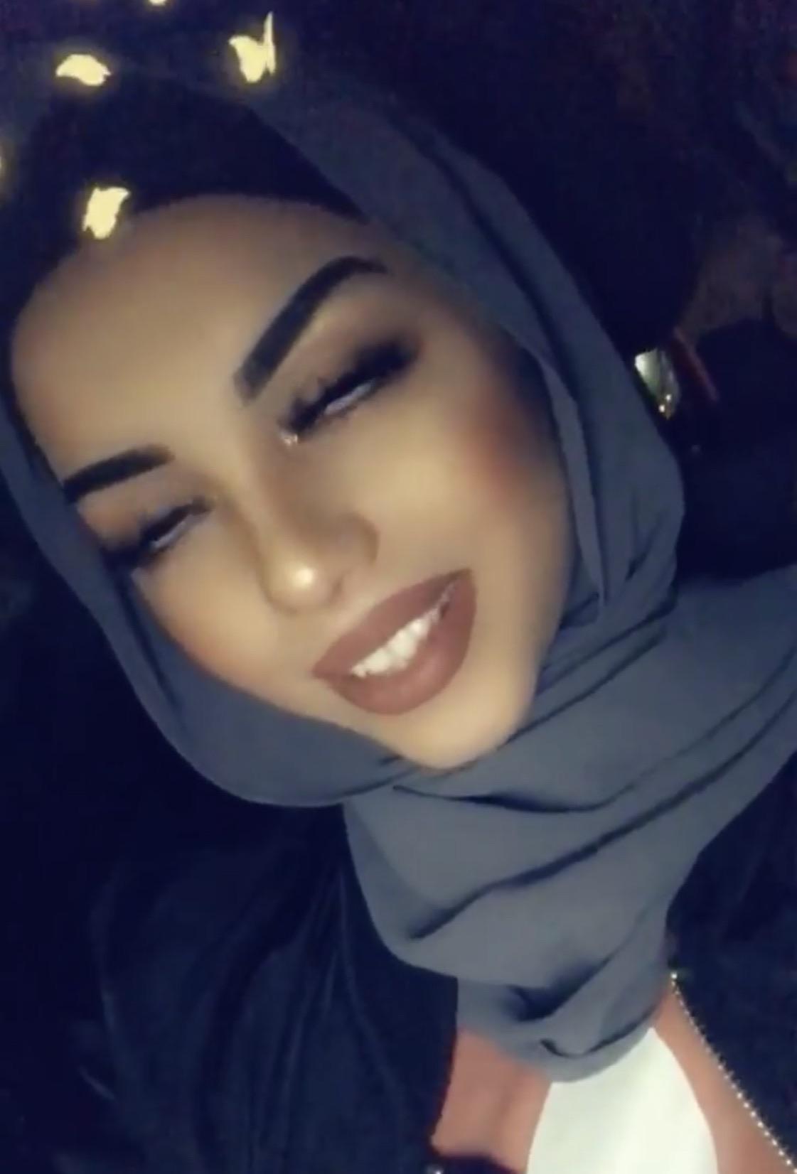 Hijabi finds her G spot | Scrolller