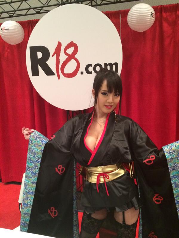 Hitomi In A Sexy Red And Black Robe | Scrolller