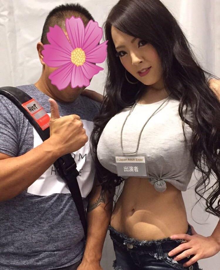 Hitomi with a fan | Scrolller