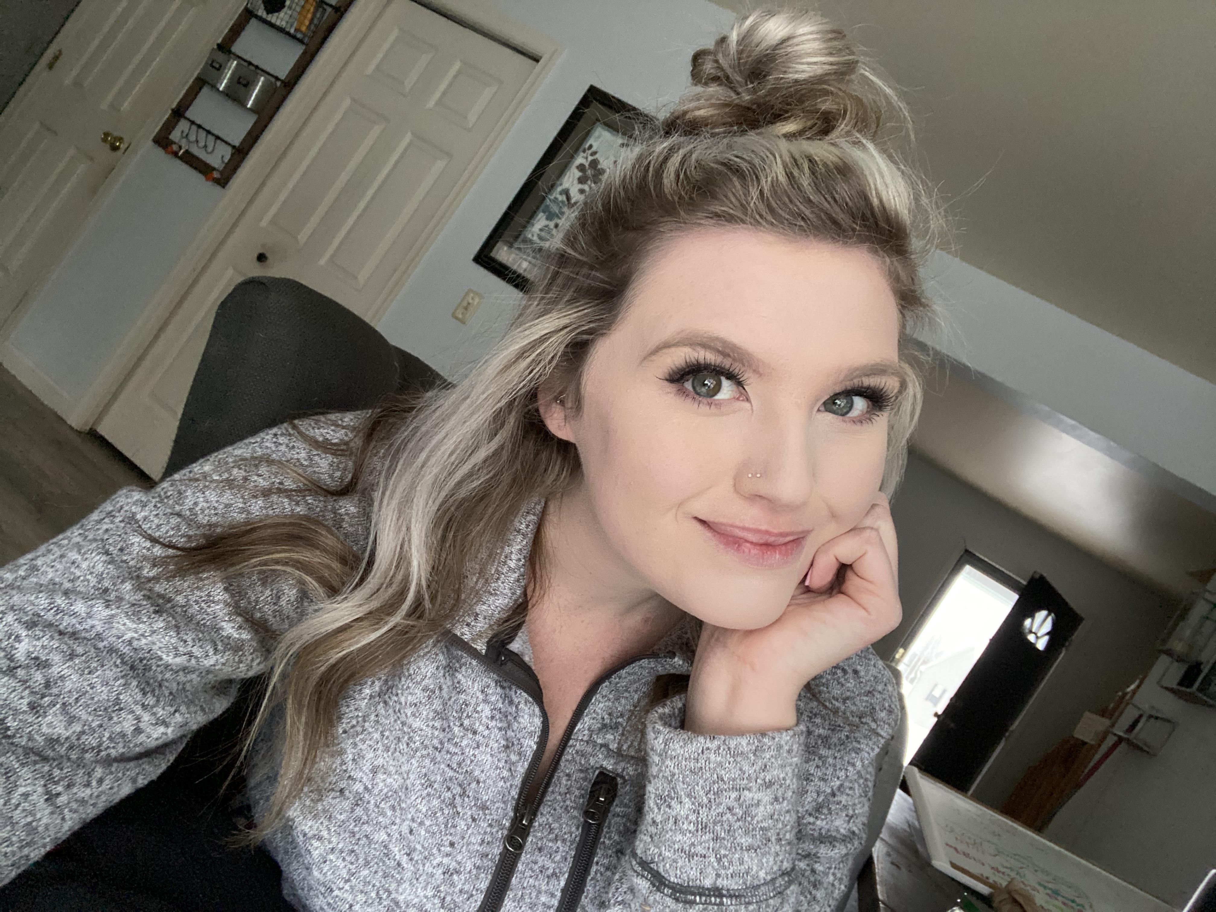 hiya 👋🏻 | Scrolller