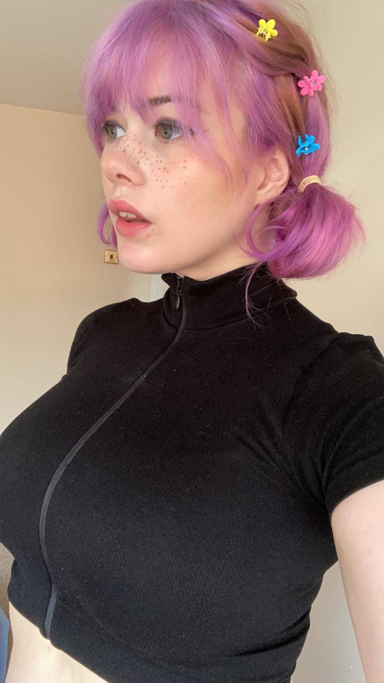 Hmm am I 2busty2hide | Scrolller