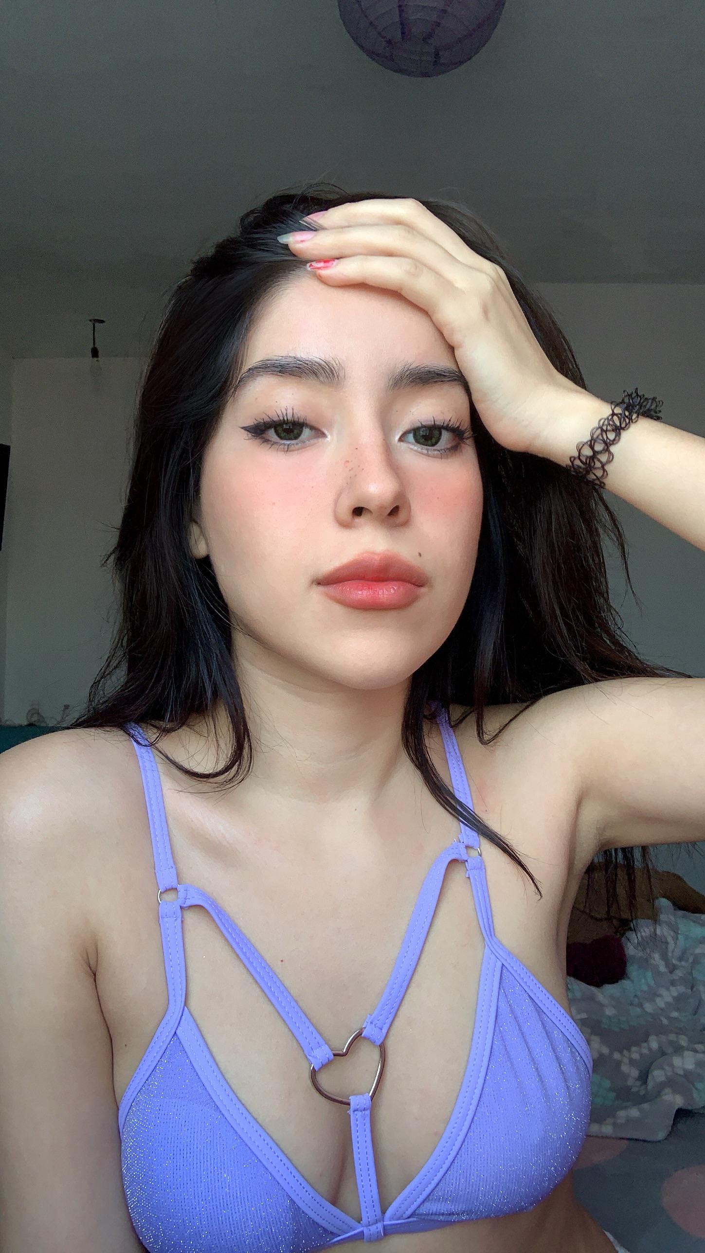 Hola 💜 | Scrolller