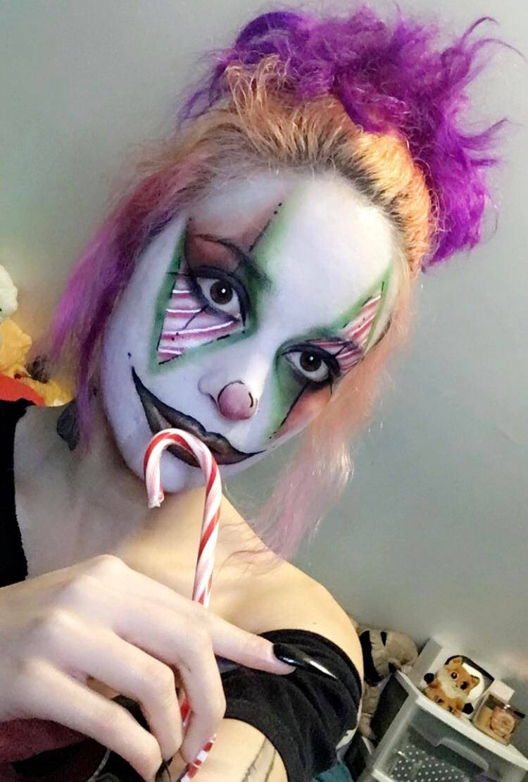 Holiday Clown | Scrolller