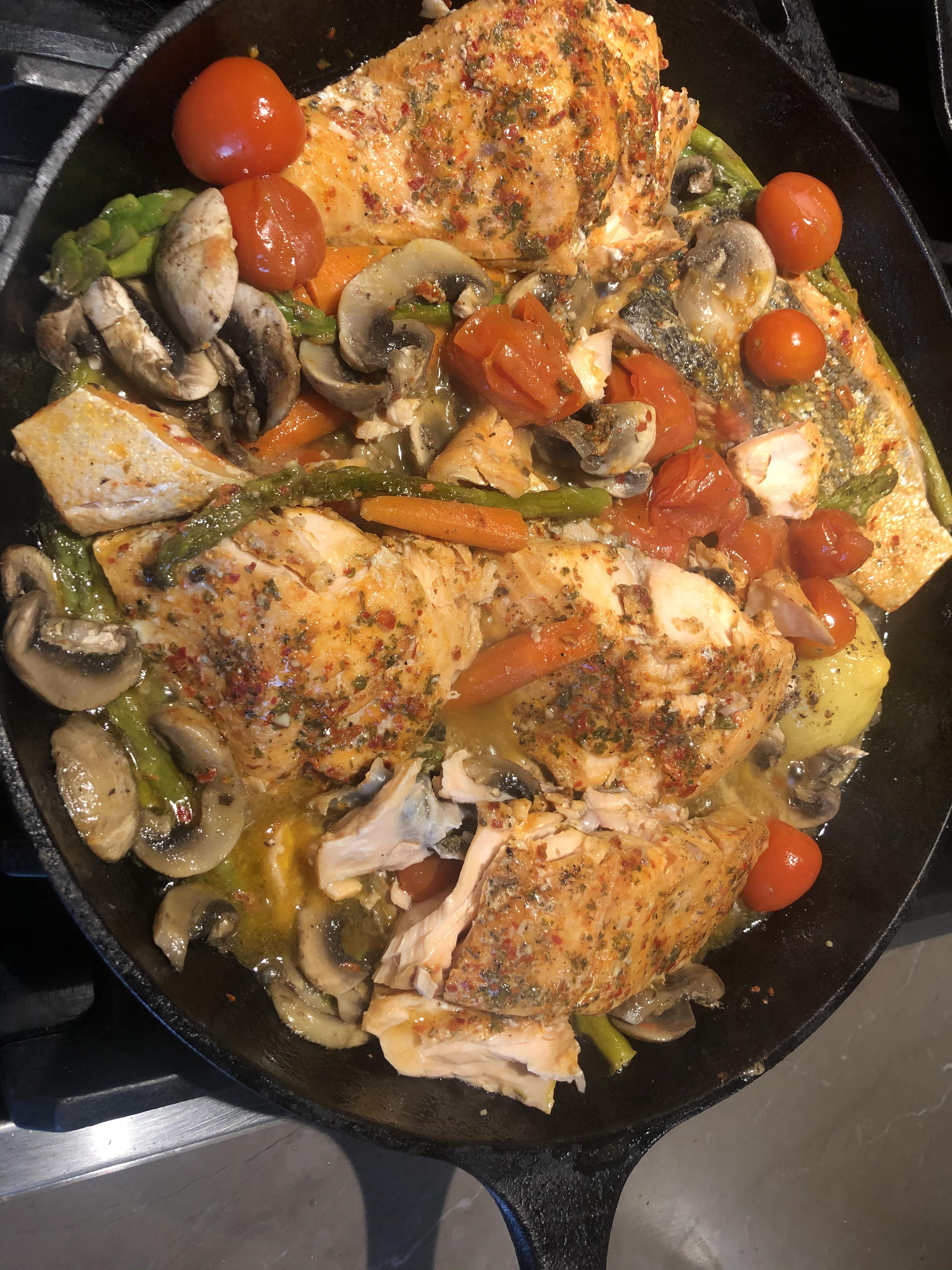 [homemade] salmon with asparagus mushrooms cherry tomatoes | Scrolller
