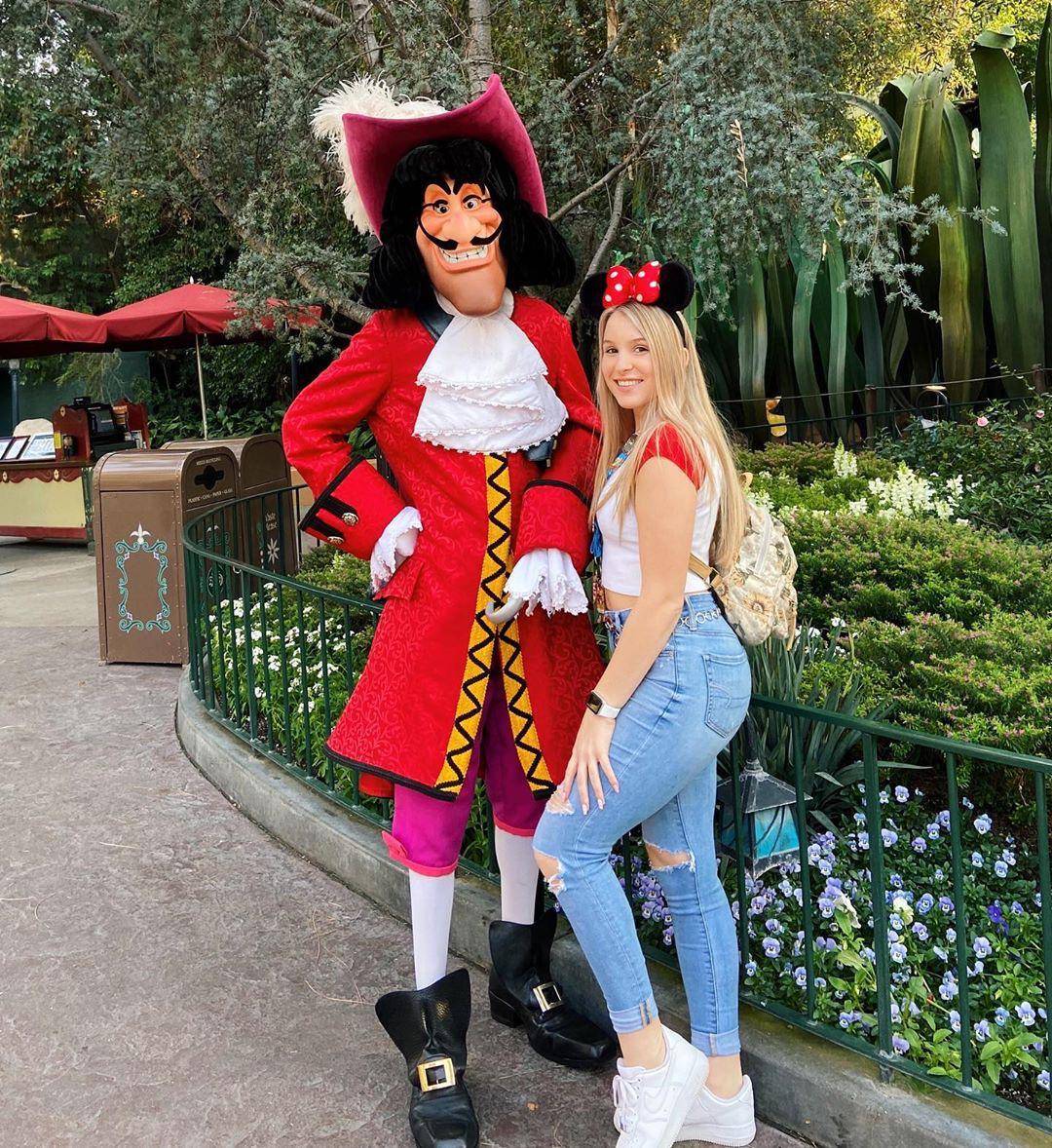 Hook’s doing well for himself | Scrolller