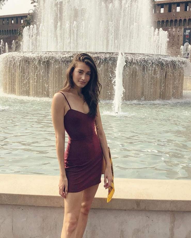 Hot dress at fountain | Scrolller