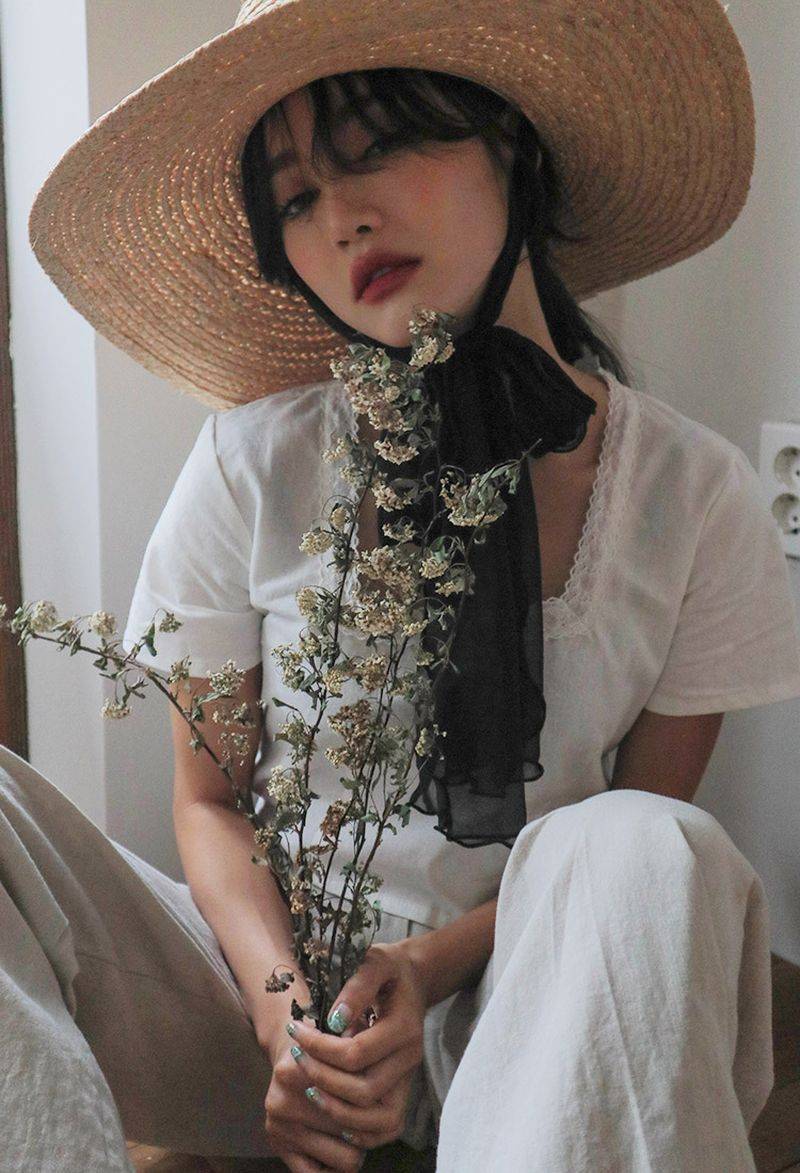 Hot Korean Babe Scrolller