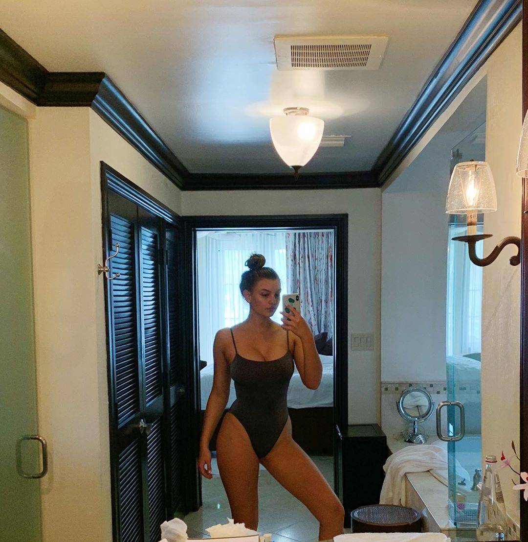 Hotel selfie | Scrolller