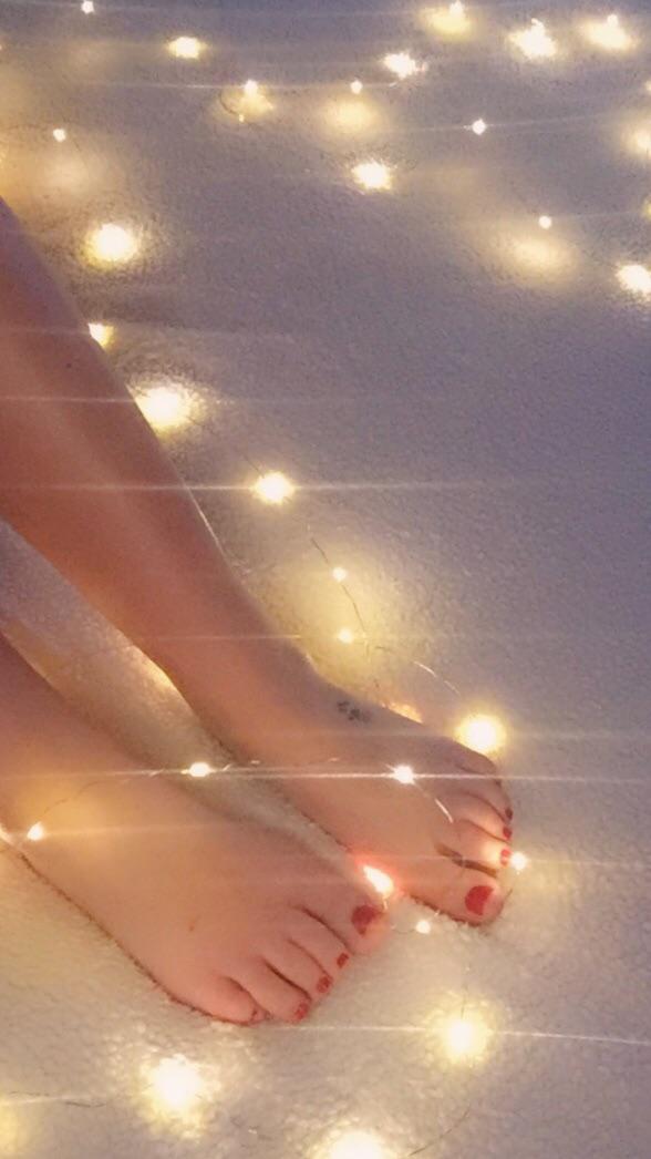 How cute do my feet look with these lights. | Scrolller