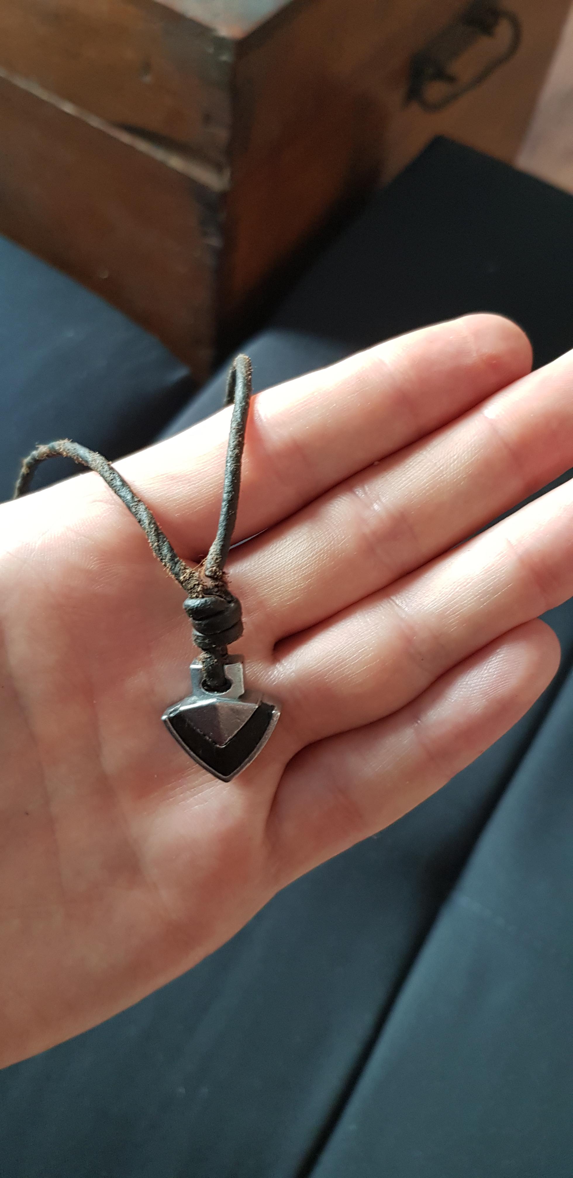 How do I replicate this knot? Respectively what's its name? | Scrolller