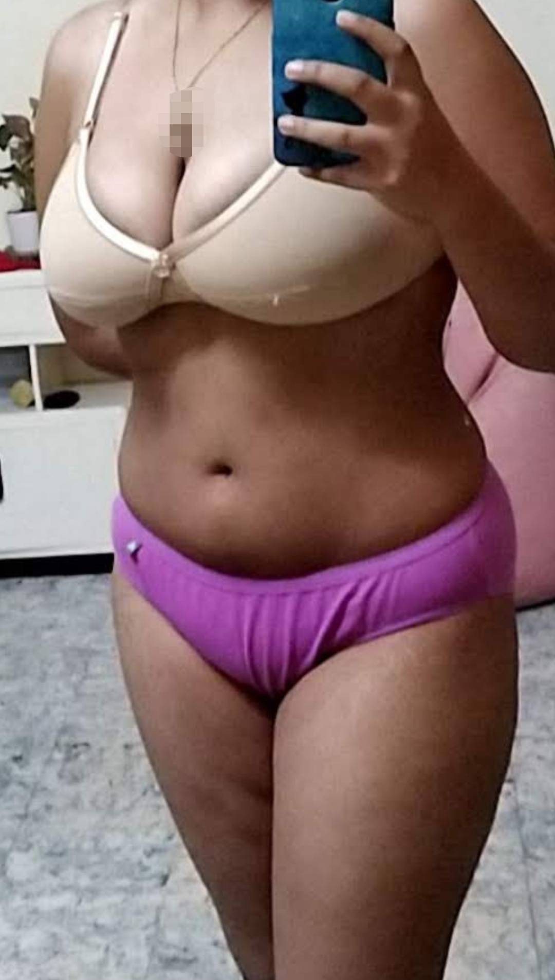 How do you find my girlfriend's voluptuous body? | Scrolller