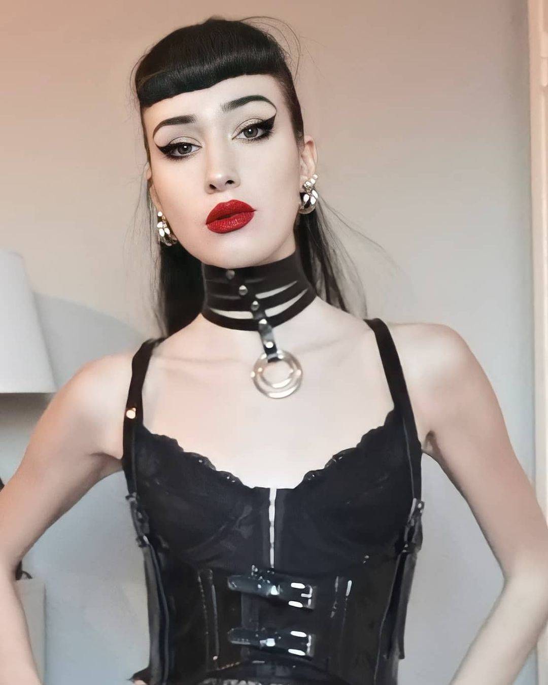 How fully are you willing to serve a mistress? | Scrolller