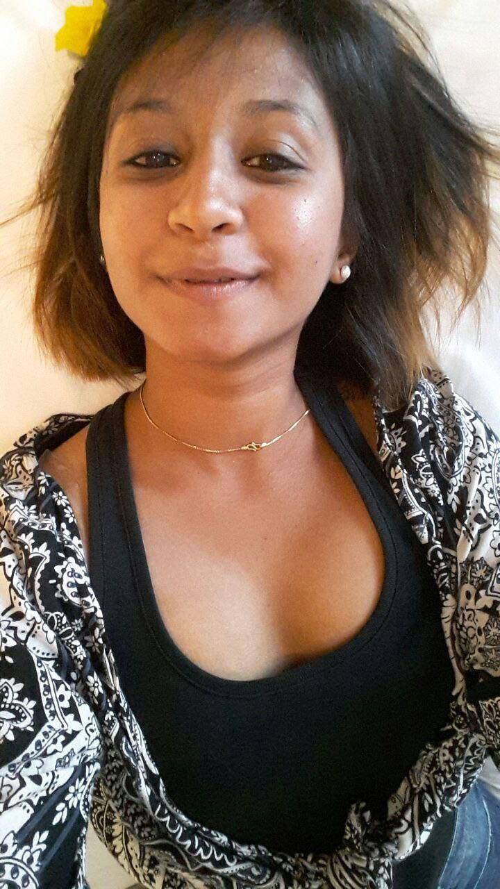 How’s her cleavage line and her boobs bulge? | Scrolller