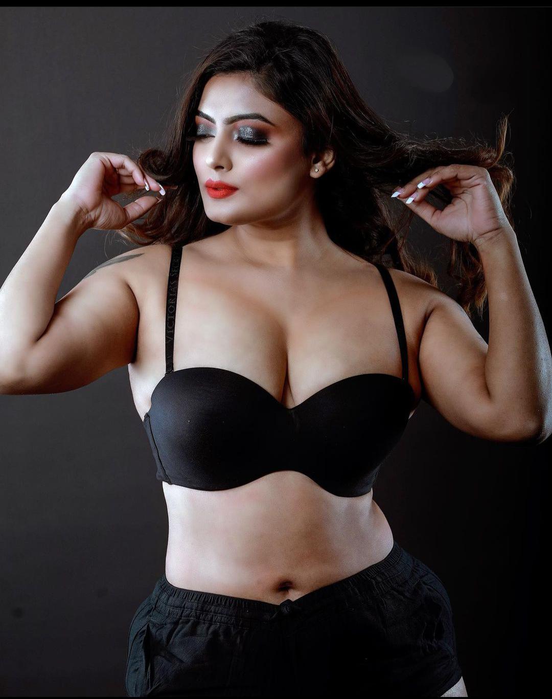 Huge jugs of Twinkle Kapoor | Scrolller