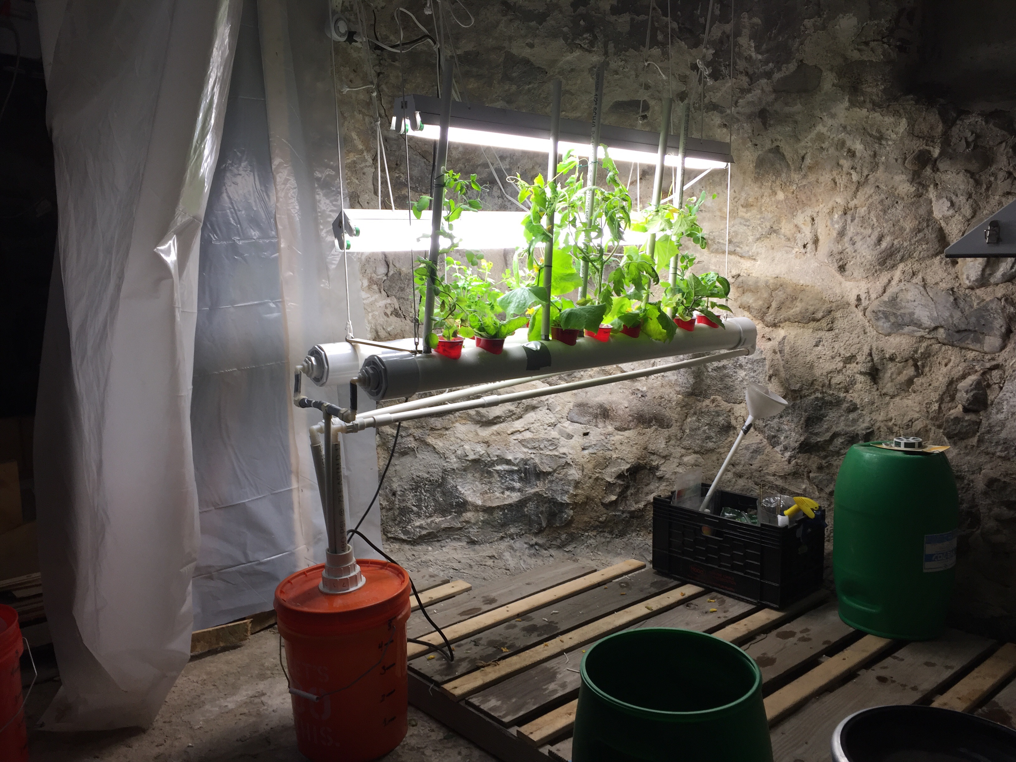 Hydroponic Indoor Garden Experiment. 3in PVC pipe, up to 18 plants, 5gal reservoir. | Scrolller