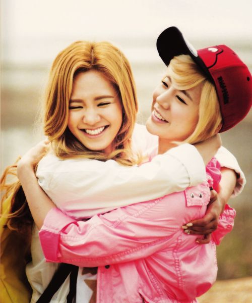 HyoSun hug | Scrolller